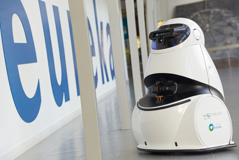 Robot-guía que presenta el stand de IK4-Tekniker en BIEMH | izaro.com