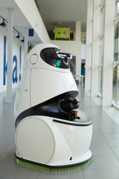 Robot-guía que presenta el stand de IK4-Tekniker en BIEMH | izaro.com