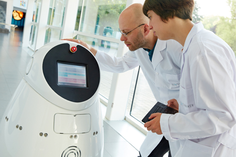 Robot-guía que presenta el stand de IK4-Tekniker en BIEMH | izaro.com