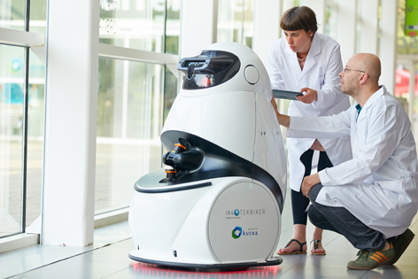 Robot-guía que presenta el stand de IK4-Tekniker en BIEMH | izaro.com